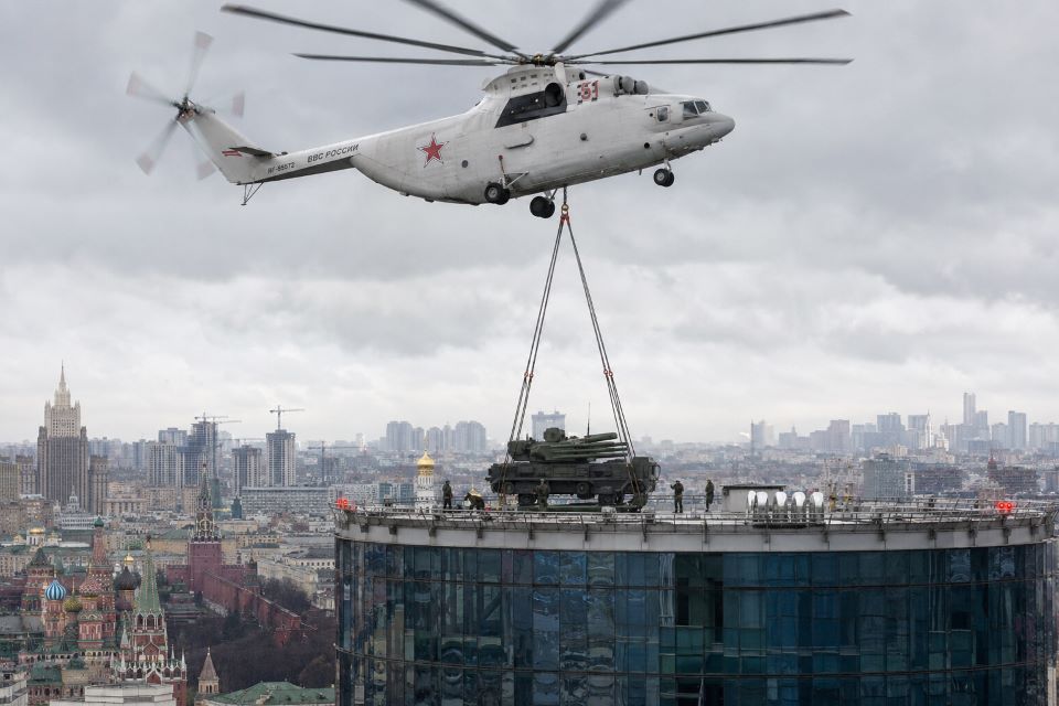 Russia uses Mi-26 helicopters to hoist Pantsir systems onto Moscow ...